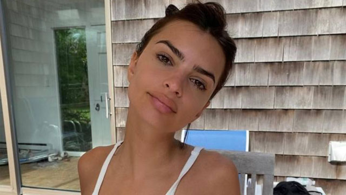 Transparent suit and sandals in winter: pregnant Emily Ratajkowski ...