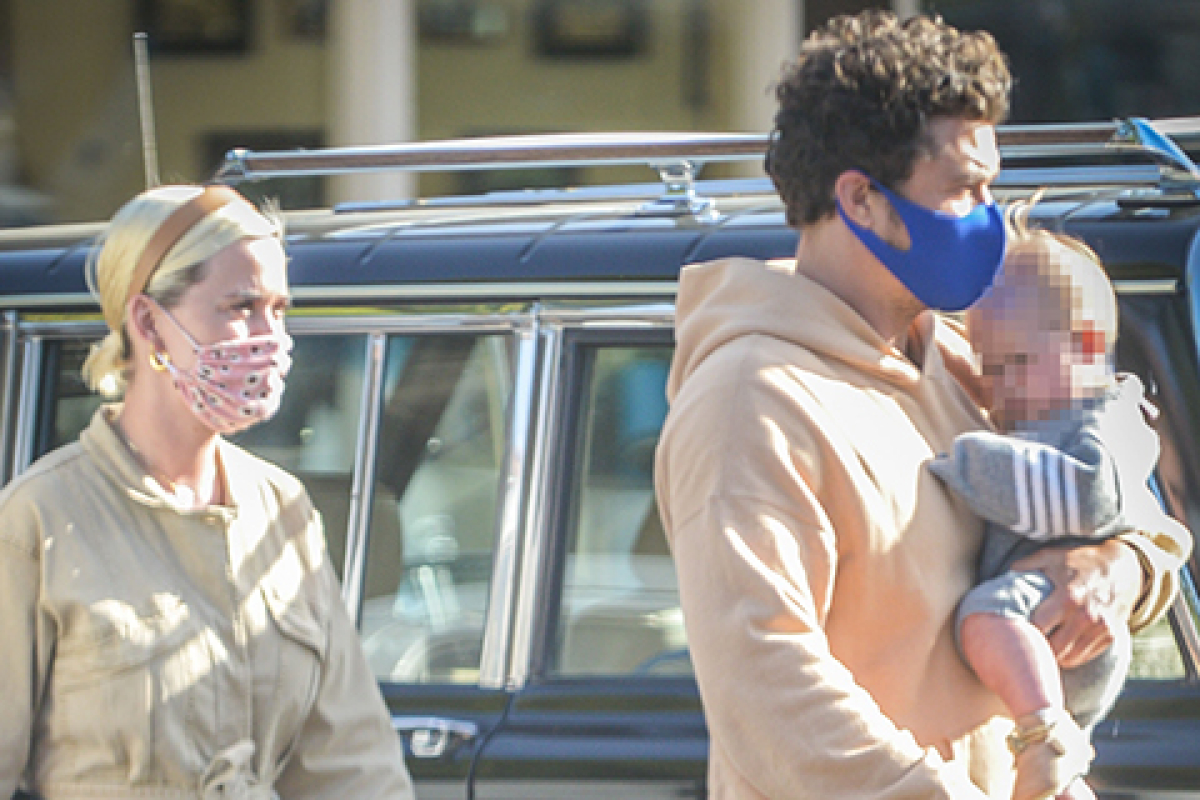 Katy Perry and Orlando Bloom on a walk with daughter Daisy in Los ...