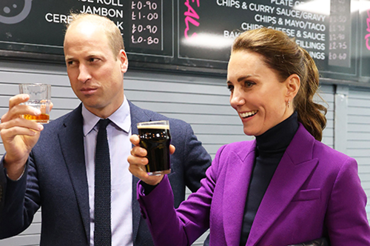 Kate Middleton and Prince William have a beer with students in Northern ...