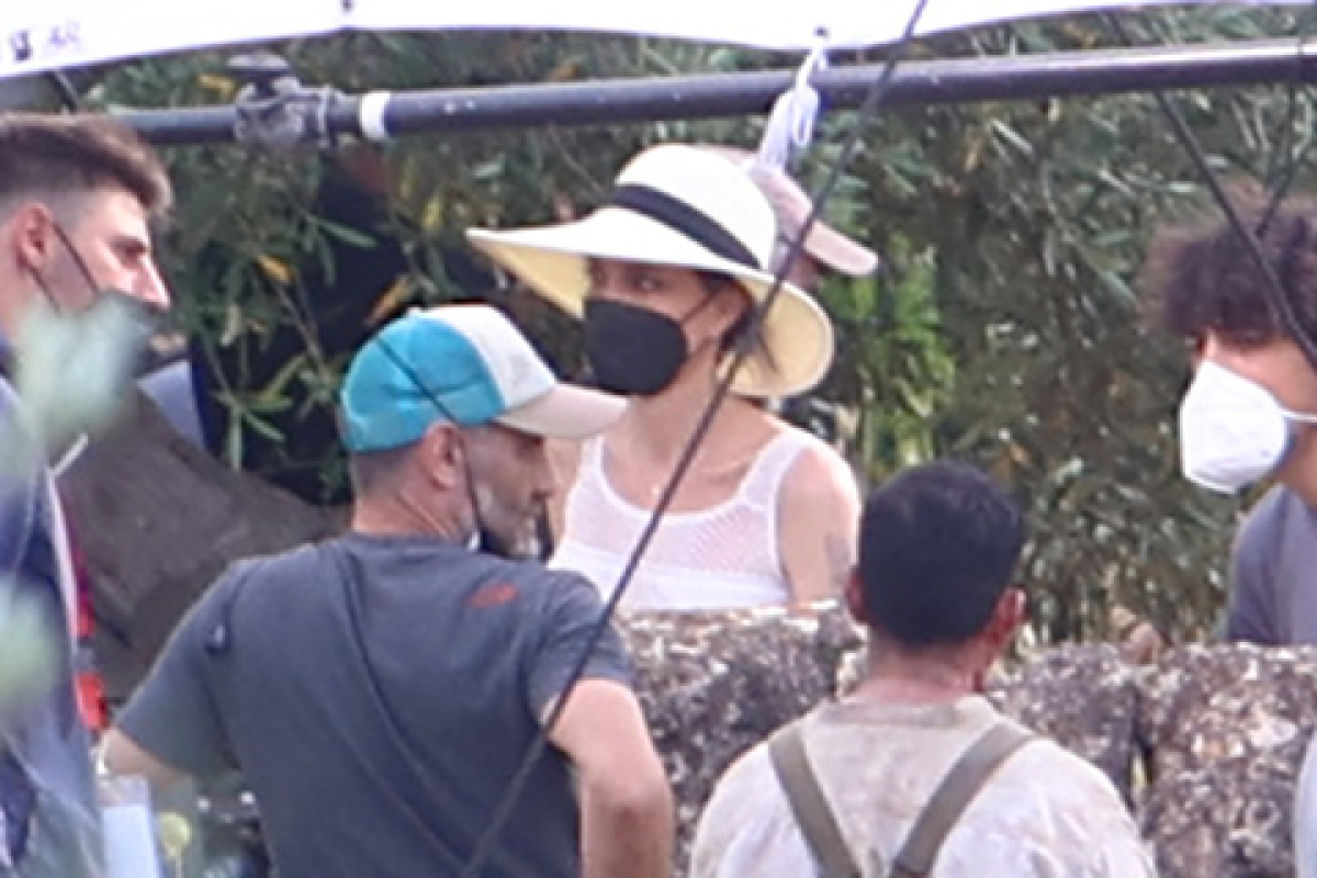 Off-duty: Angelina Jolie on the set of the movie "Without blood" in ...