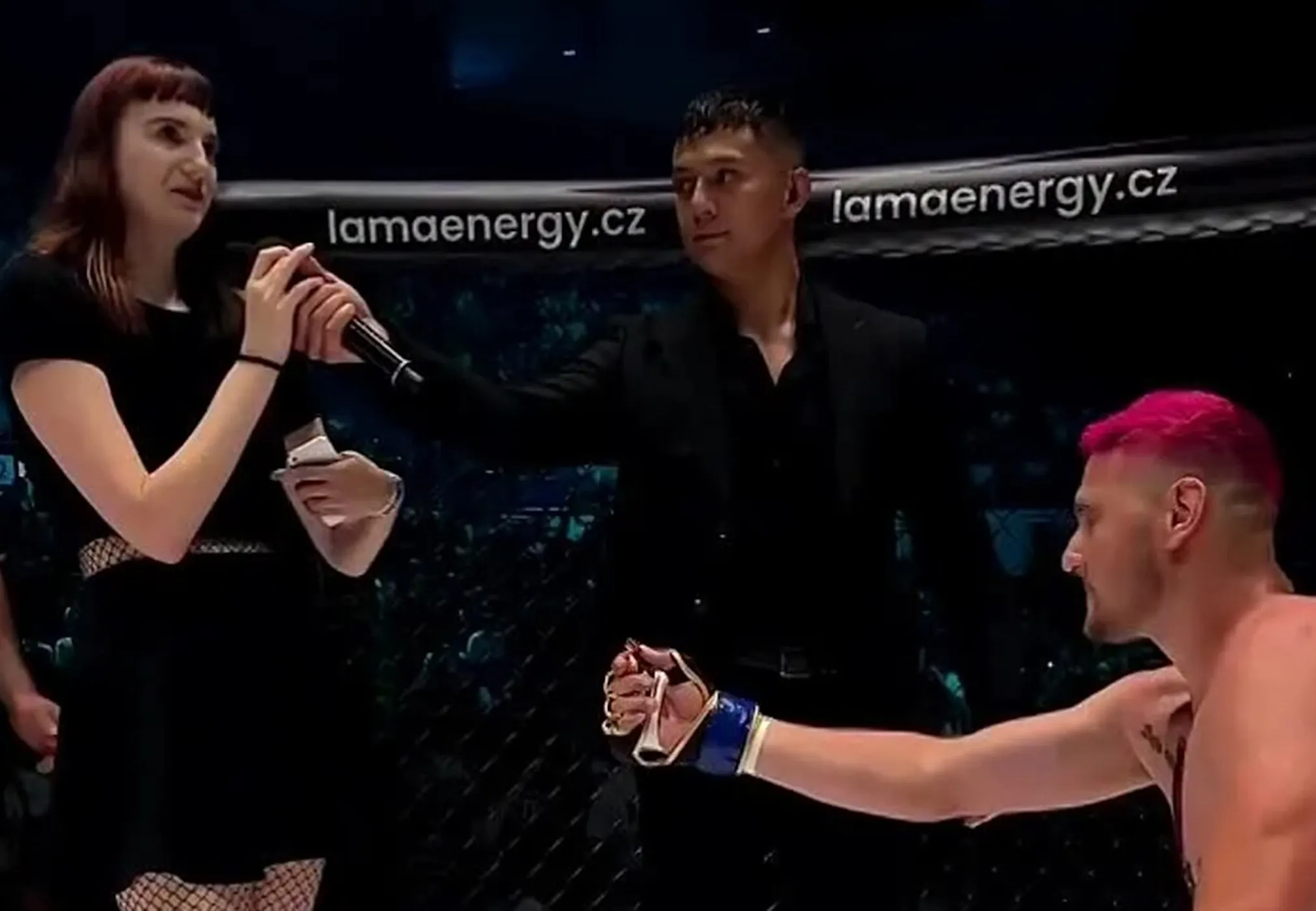 MMA Fighter Proposes to Girlfriend in Front of 20,000 Spectators and ...